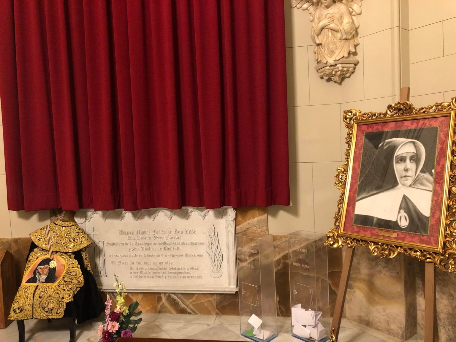 "El Niño de las Monjas", su capote de paseo lo guarda Madre Petra ...